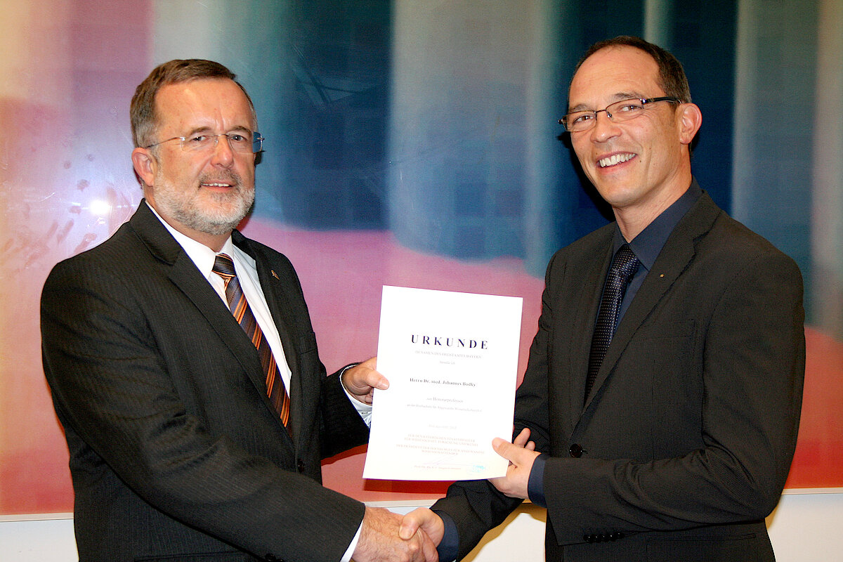 Erste Honorarprofessur der Hochschule Hof für Dr. med. Johannes Bodky